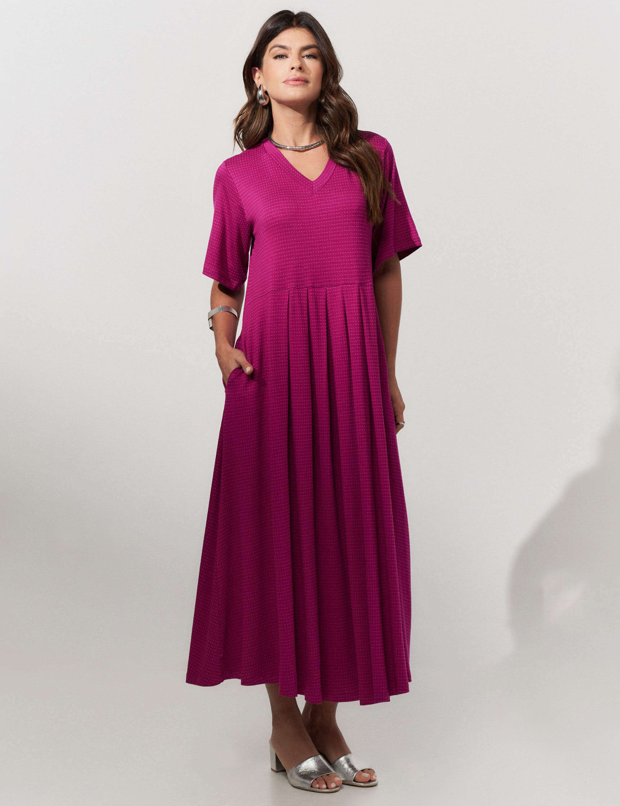 Vestido Midi Feminino de Malha Poá Manga Curta e Decote V em Violeta ...